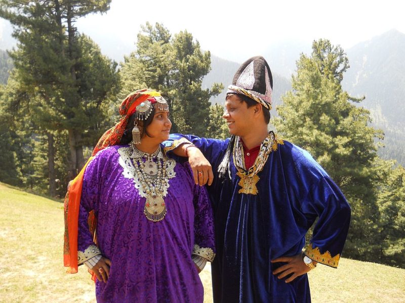 Traditional Dresses of Kashmir - Reflecting the Grandeur of Paradise on ...