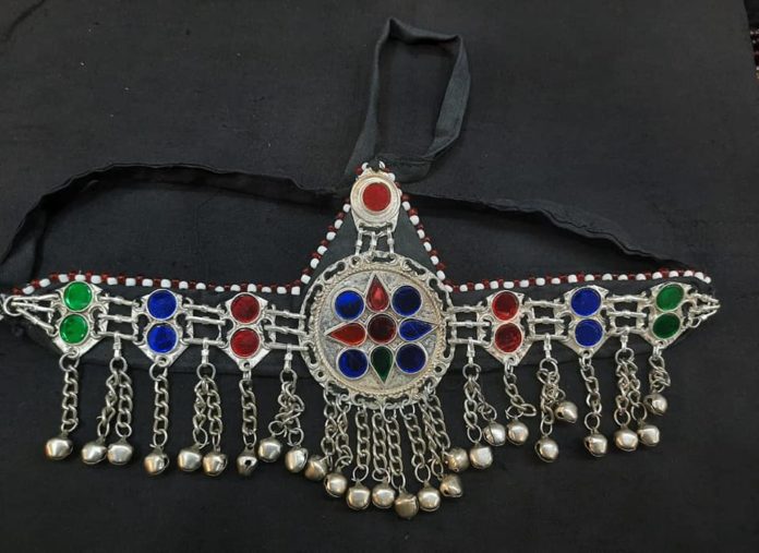 Traditional Dresses of Kashmir - Reflecting the Grandeur of Paradise on ...