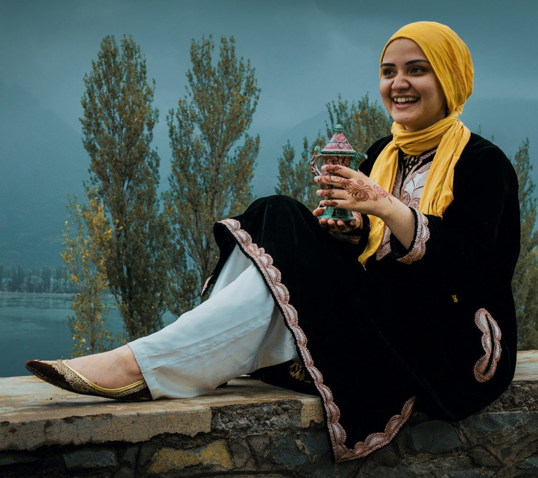 Traditional Dresses of Kashmir - Reflecting the Grandeur of Paradise on ...